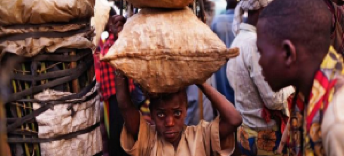 CALA LA POVERTÀ ESTREMA NEL MONDO: GRAZIE AL LIBERO MERCATO!